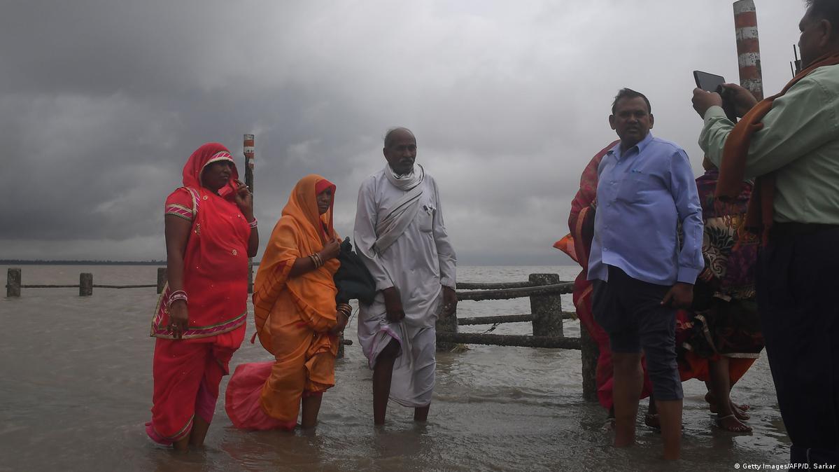 Cyclone Bulbul makes landfall in Bangladesh – DW – 11/09/2019