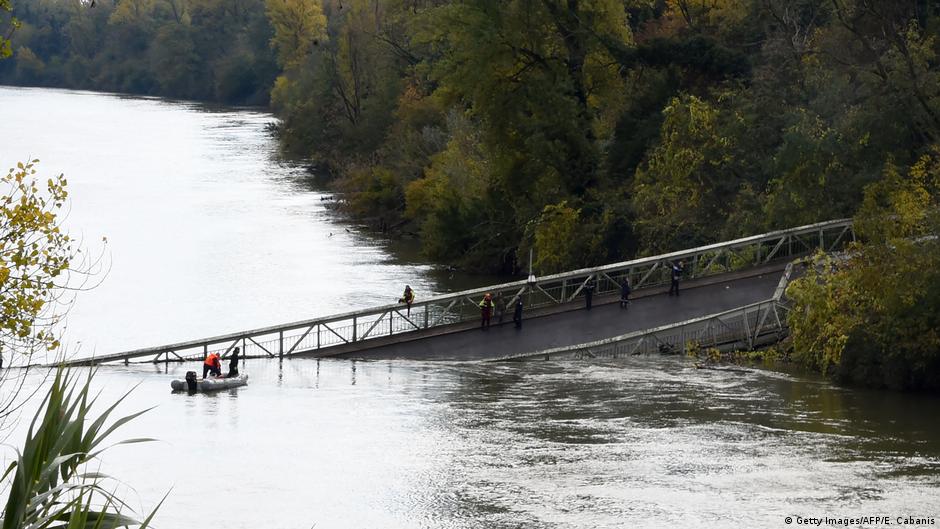 Teenage girl dies after French bridge collapses – DW – 11/18/2019