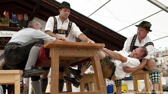 Typisch bayerisch: das Fingerhakeln