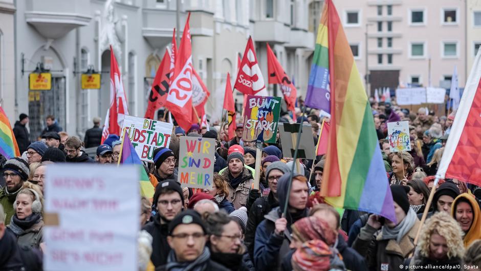 Thousands march against extreme-right NPD rally – DW – 11/23/2019