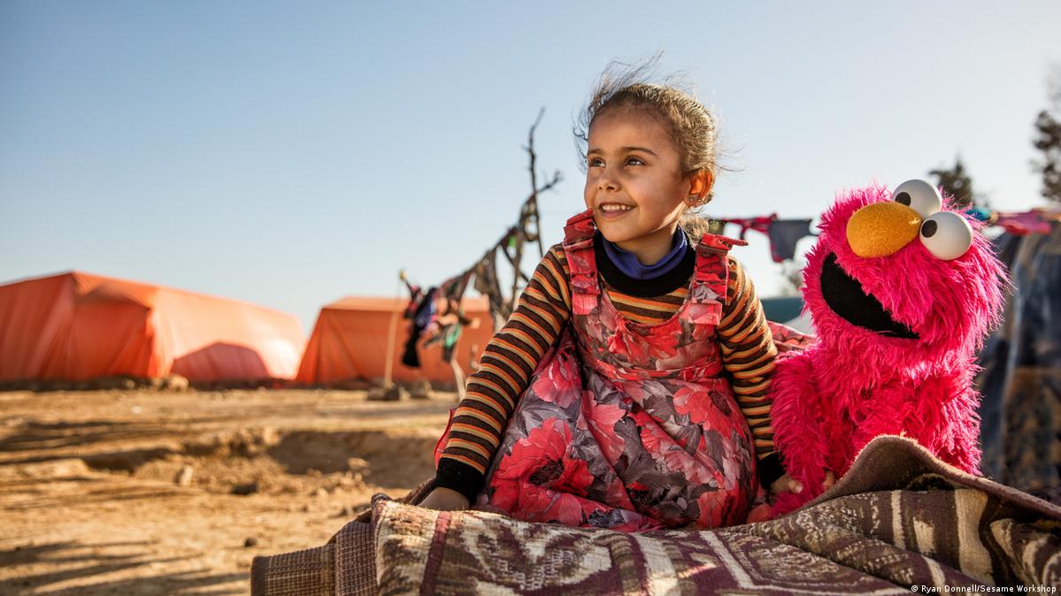 Three refugee puppets to join Arabic Sesame Street – DW – 11/27/2019