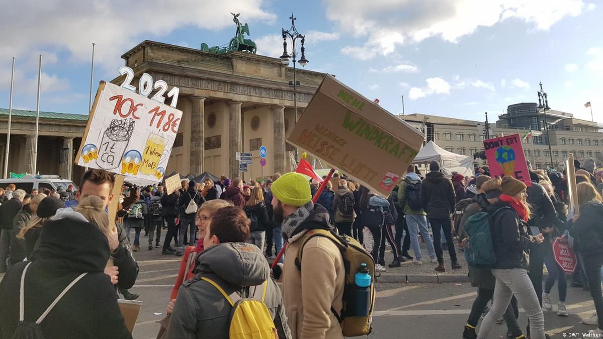 Berlin climate protesters brave icy weather and waters – DW – 11/29/2019