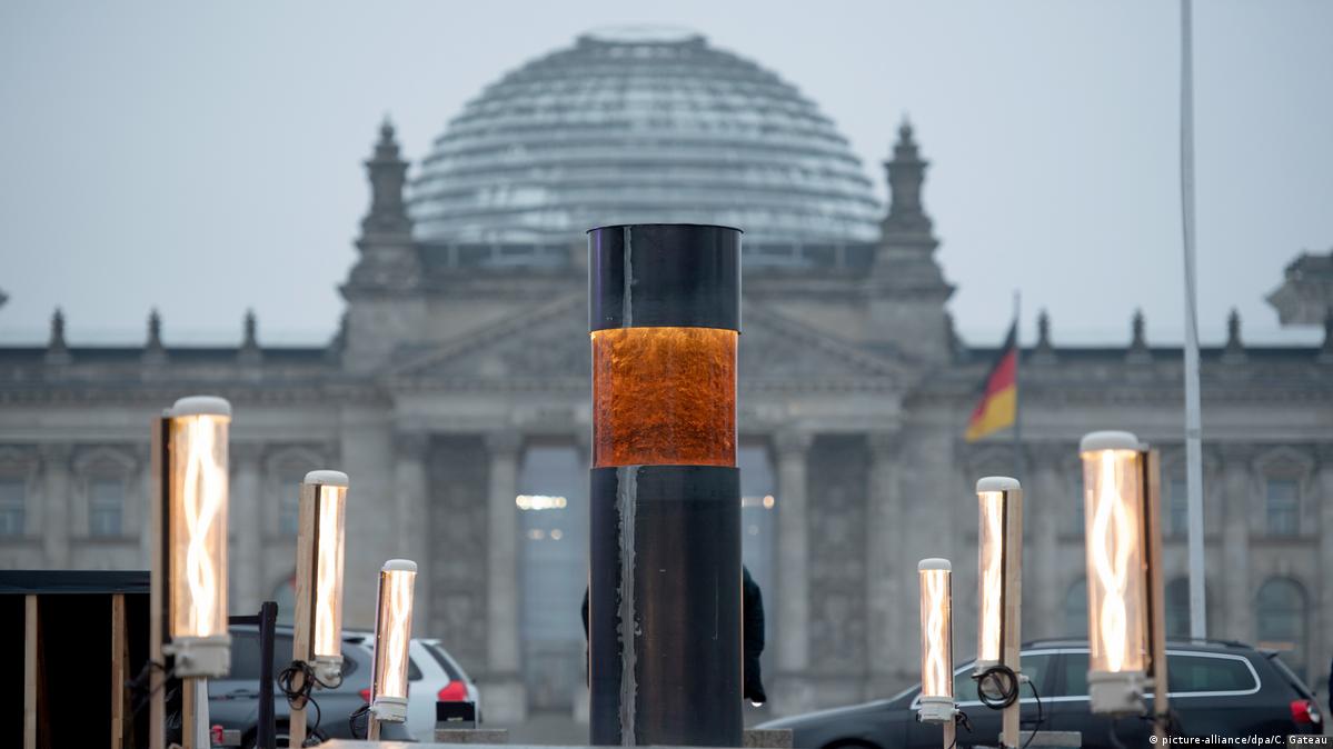 'Holocaust ashes' memorial erected in Berlin