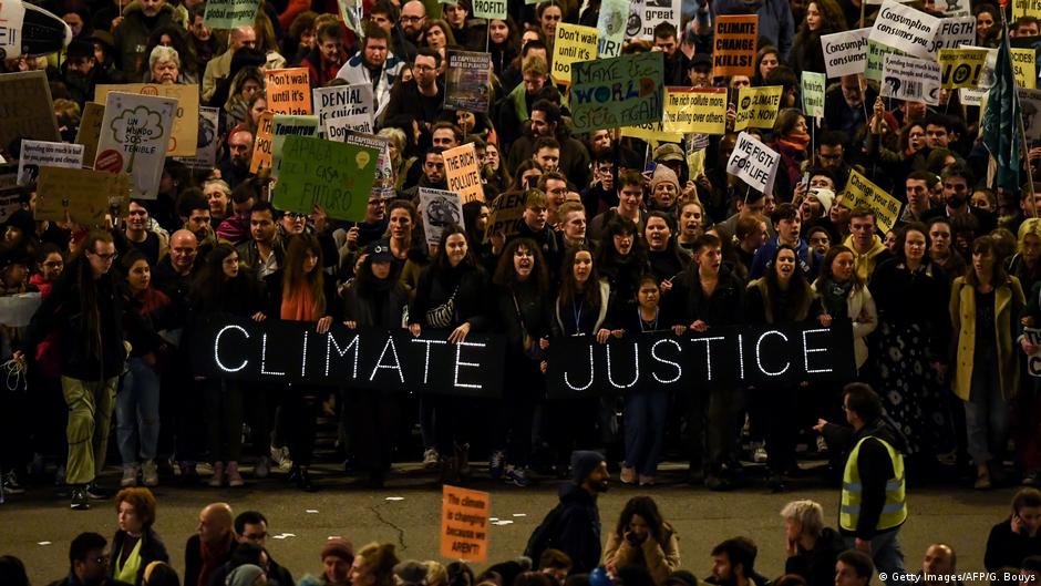 Protesters call for action at Madrid climate rally – DW – 12/06/2019