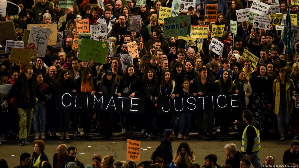 Protesters call for action at Madrid climate rally – DW – 12/06/2019