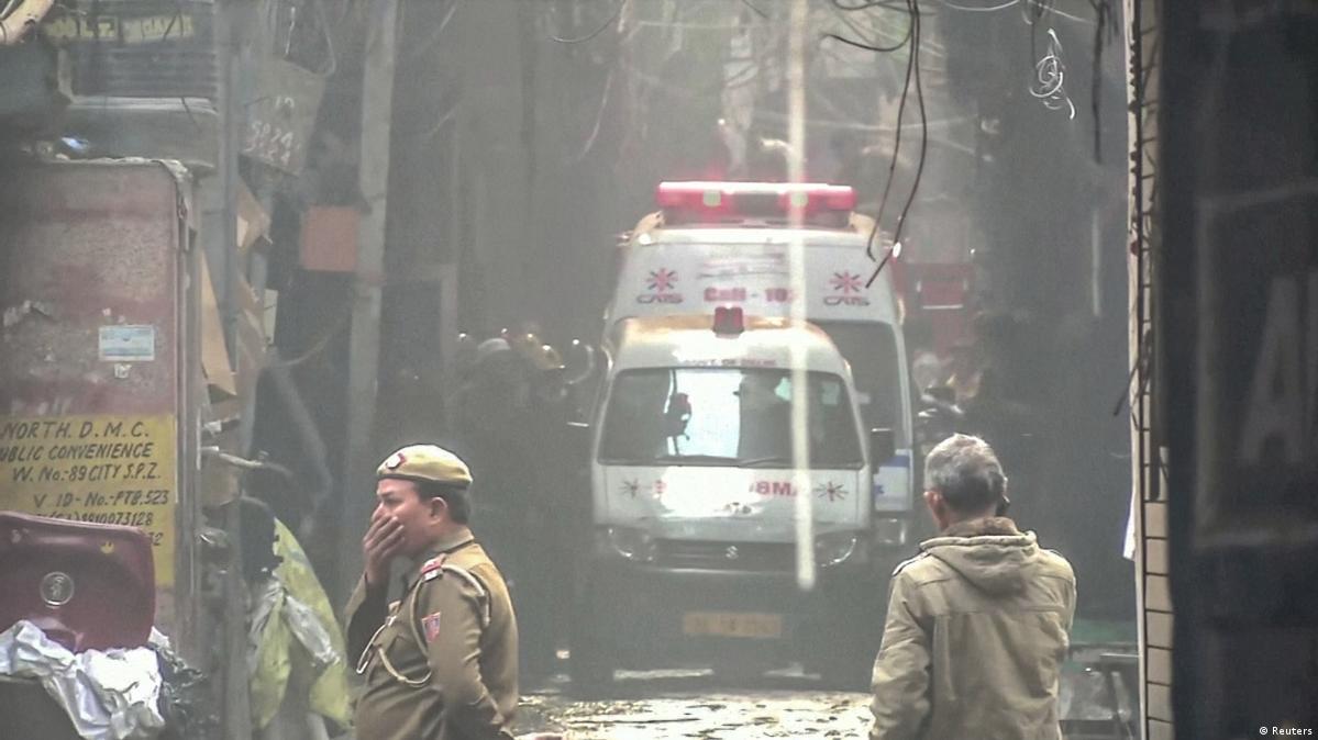 Major fire rips through Delhi factory, kills dozens – DW – 12/08/2019