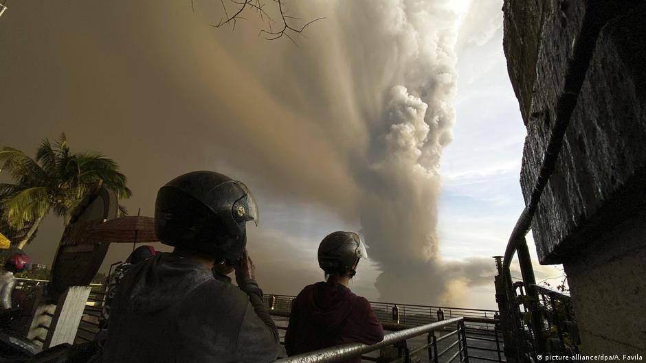Philippines: Thousands flee as volcano spews ash – DW – 01/12/2020