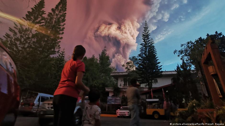 Philippines: Taal Volcano spews ash — in pictures – DW – 01/13/2020