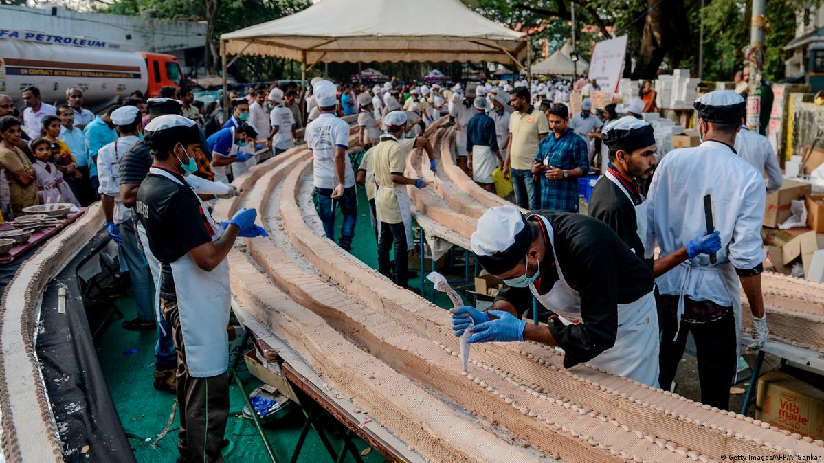 Indian bakers make 'world's longest' cake – DW – 01/16/2020