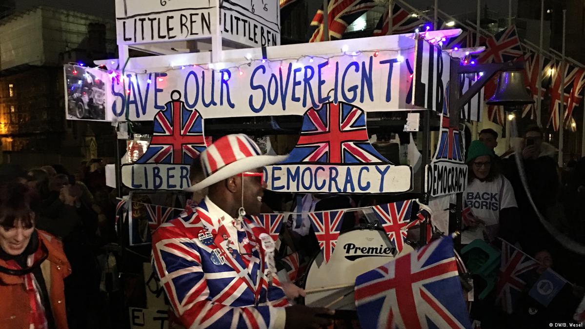 Divided Britain enters new era as it leaves EU – DW – 02/01/2020