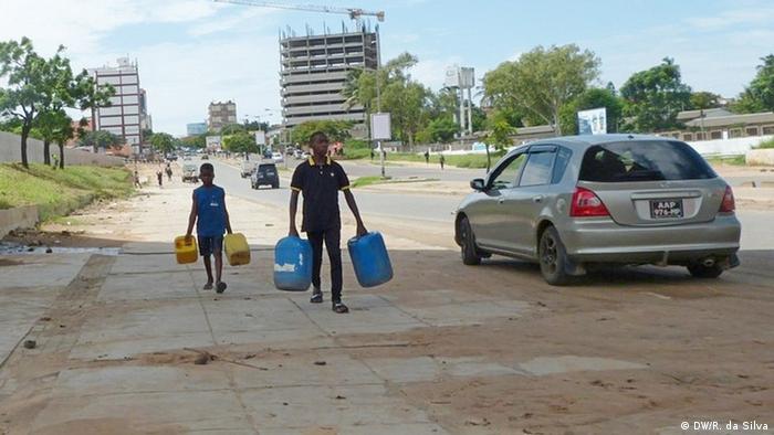 Comércio informal de Maputo: Água, sabão e ′Omo′ contra a Covid-19 ...