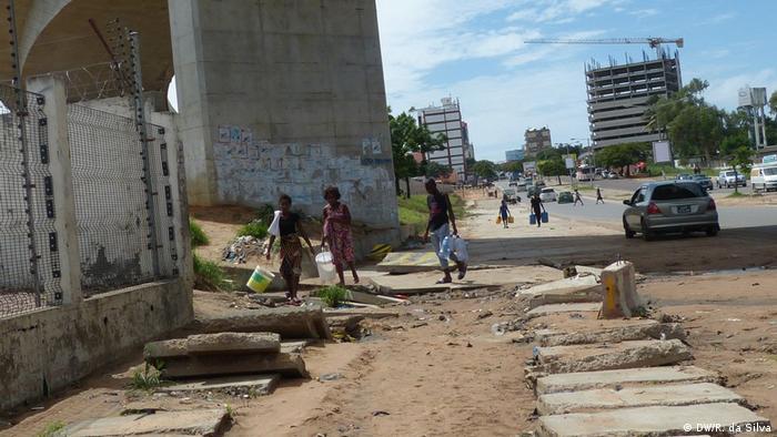 Comércio informal de Maputo: Água, sabão e ′Omo′ contra a Covid-19 ...