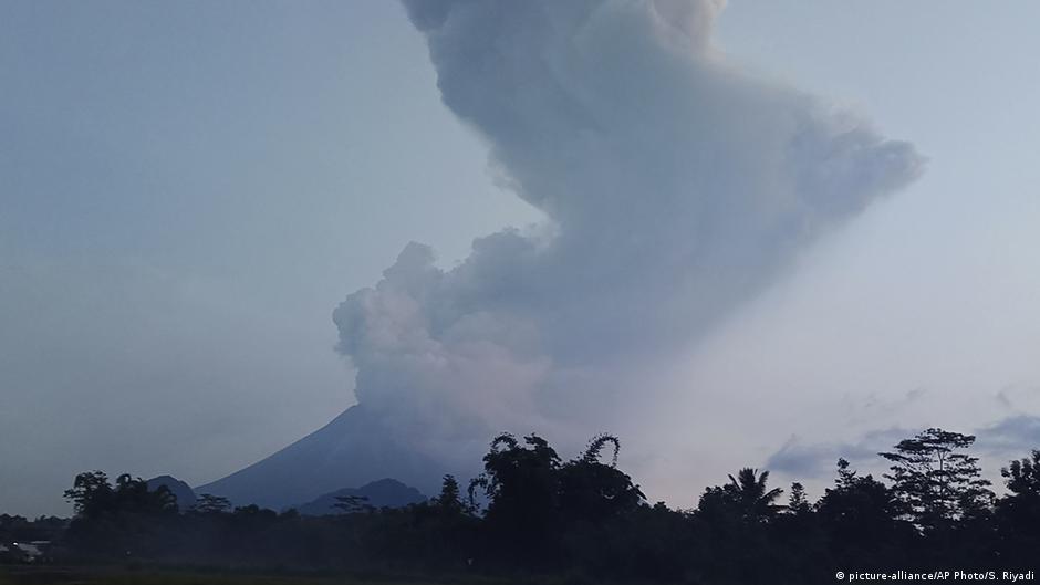 Indonesia's Mount Merapi volcano erupts – DW – 03/03/2020