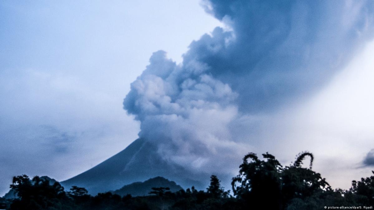 Indonesia's volcanic Mount Merapi erupts – DW – 03/27/2020