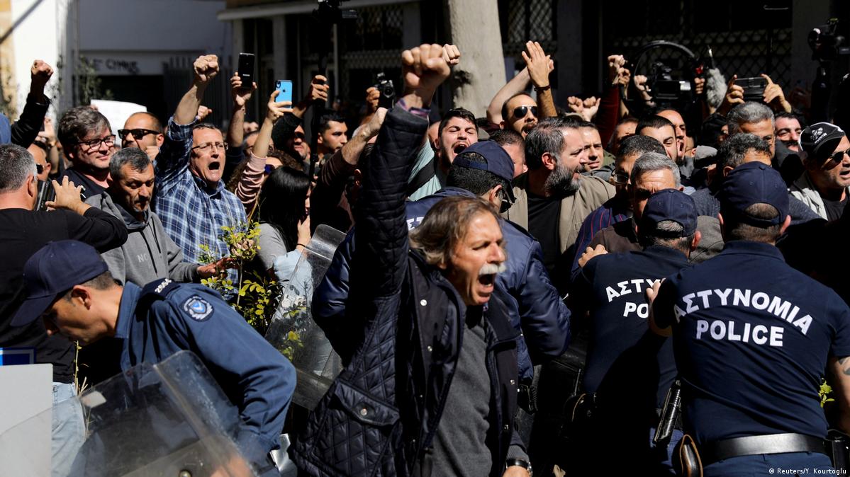 Protesters, police clash at Cyprus checkpoint – DW – 03/07/2020