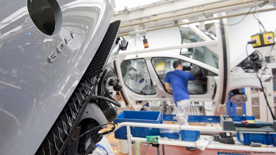 Koncern VW wstrzymuje produkcję. Presja rady zakładowej – DW – 17.03.2020