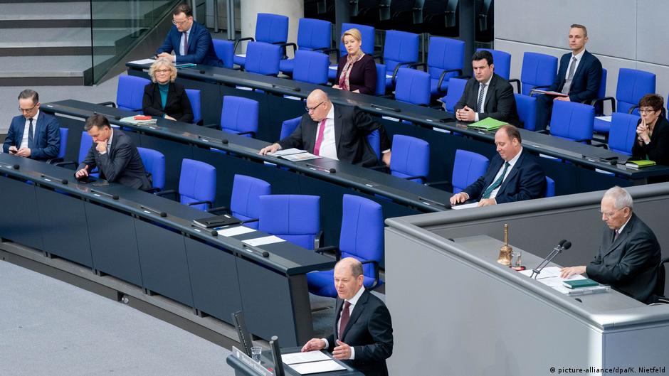 German parliament passes historic aid package – DW – 03/25/2020
