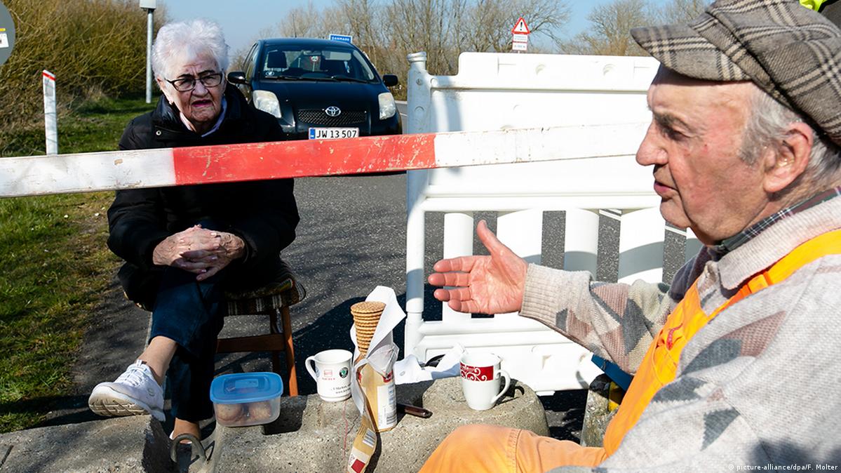 Couple meets for dates on closed Danish-German border
