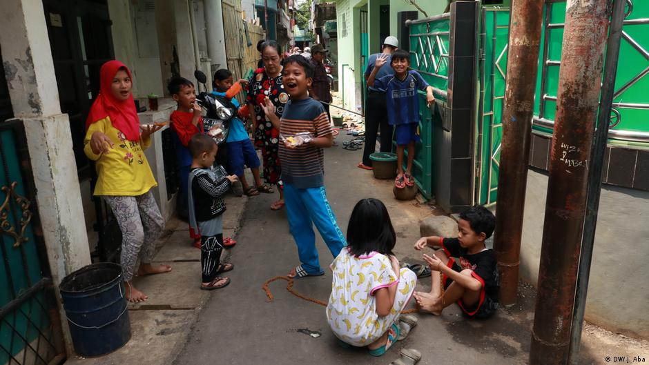 Coronavirus: Jakarta residents face hardships during lockdown – DW – 04 ...