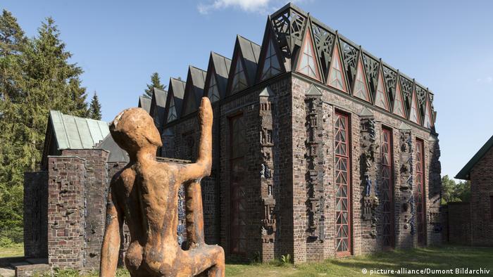 'Hitler supporter' museum project halted | DW Learn German