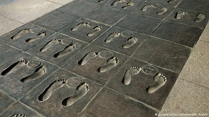 China Nanjing - Fußspuren am Datusha Jininguan (picture-alliance/Dumont ...