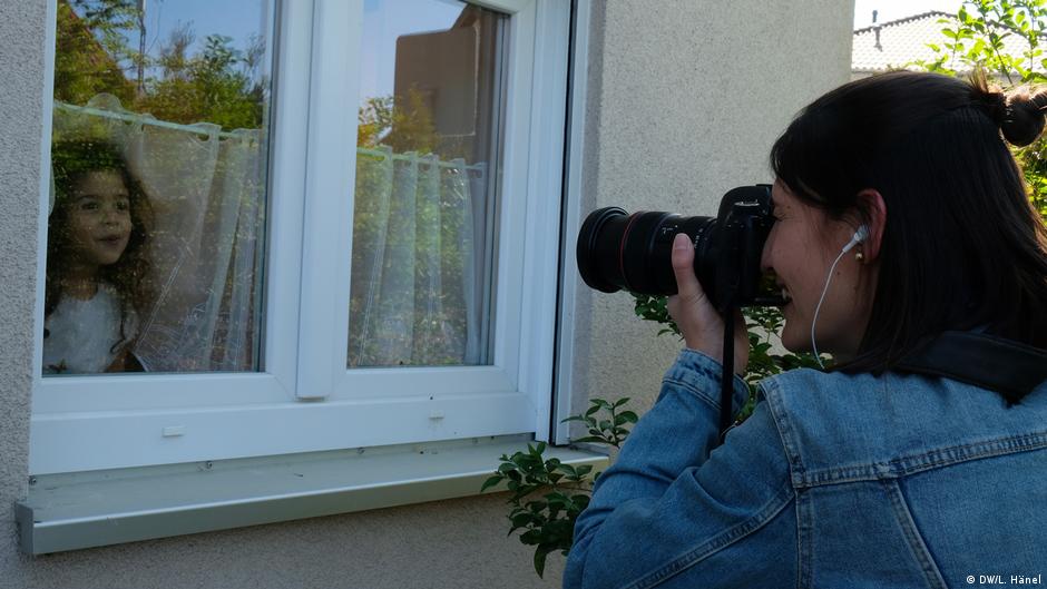 Window portraits offer new look at lockdown – DW – 05/01/2020