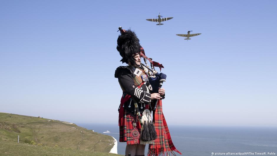 In pictures: World marks 75 years since end of WWII – DW – 05/09/2020