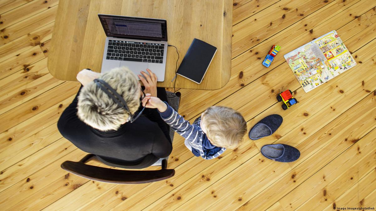 Corona-Eltern: Zerrissen, müde, wütend – DW – 10.05.2020