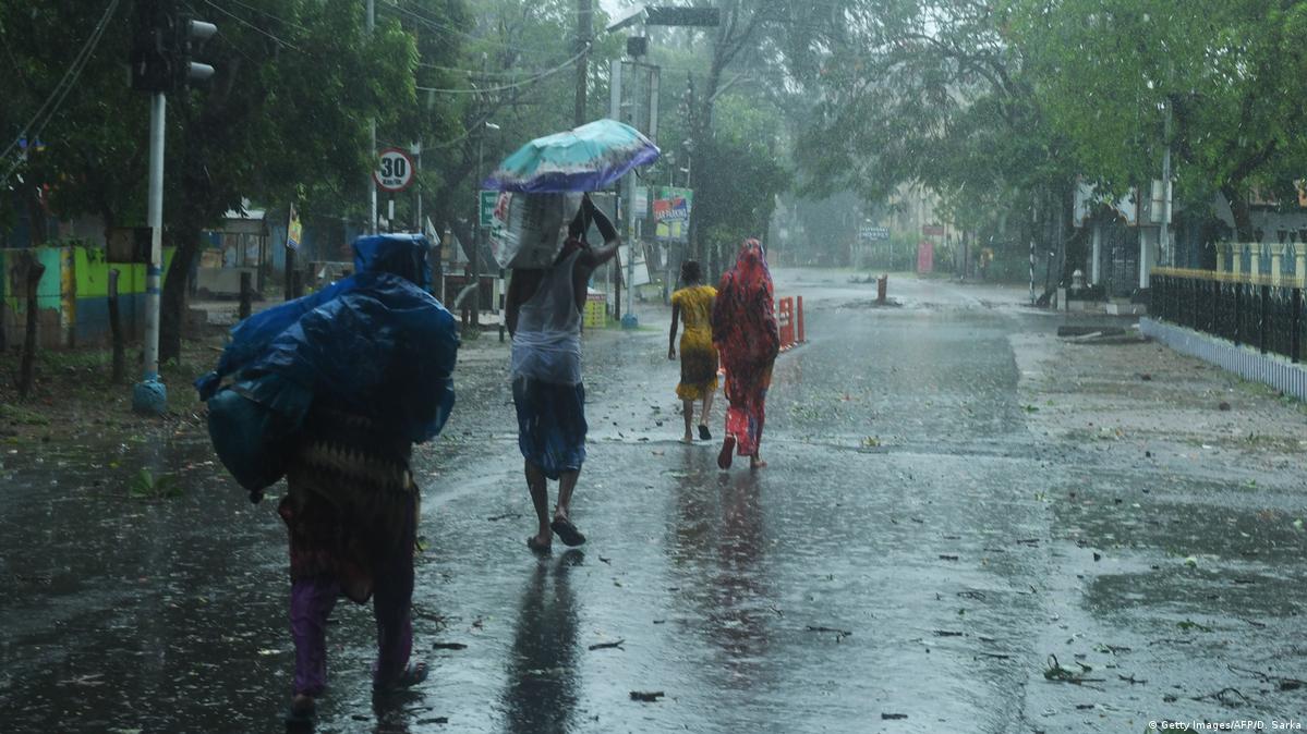 Cyclone Amphan slams into Bangladesh, India as millions flee – DW – 05 ...