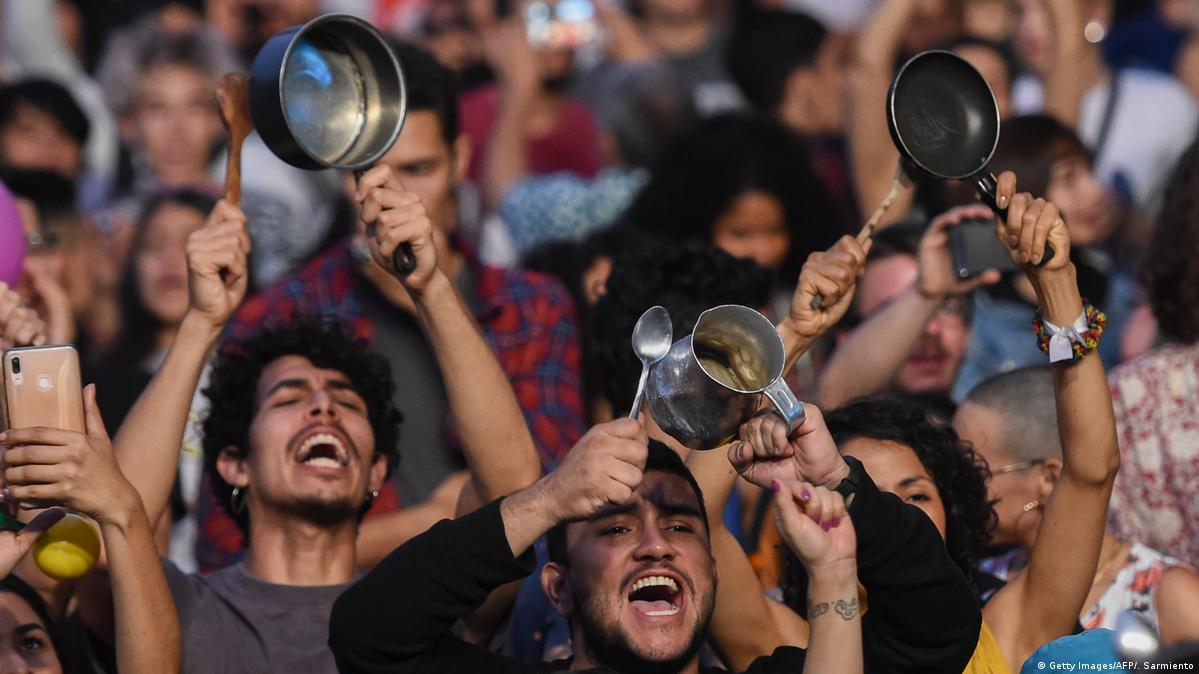 Cacerolazos: atronadoras protestas que aún resuenan