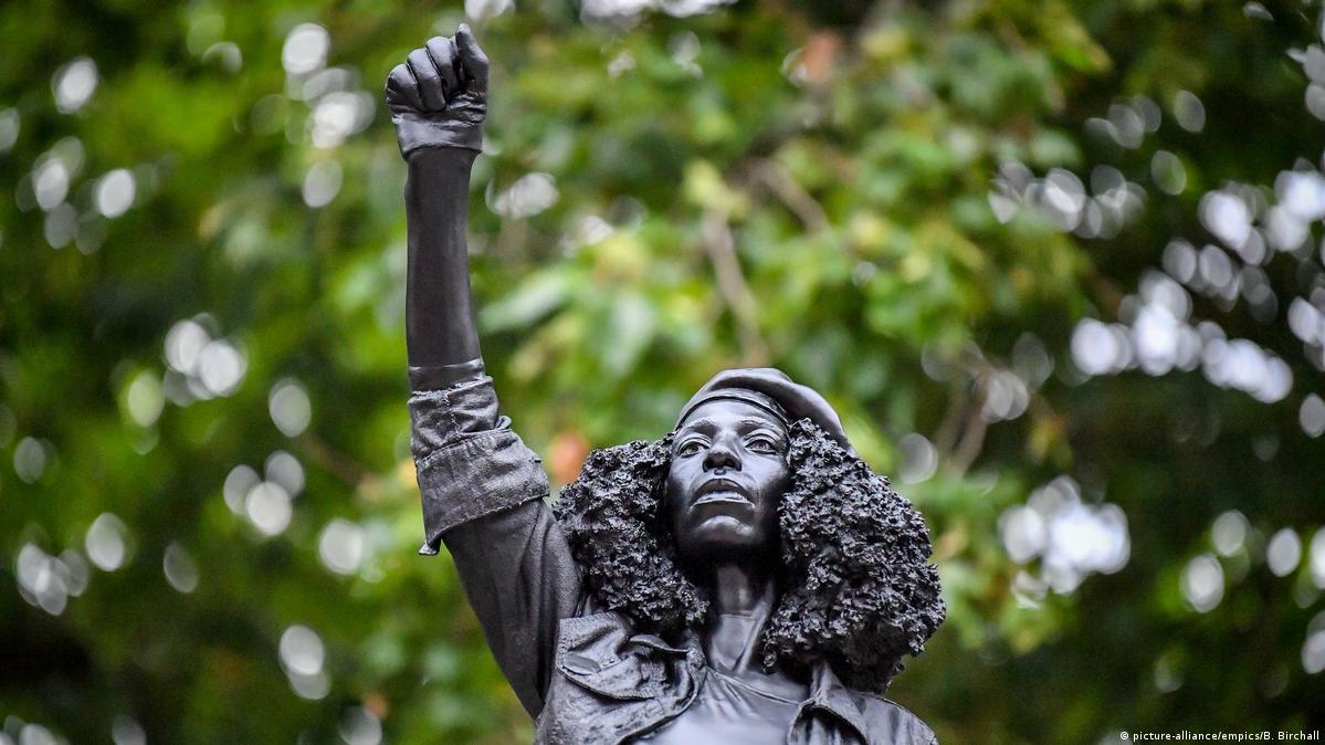 Bristol takes down statue of BLM protester – DW – 07/16/2020