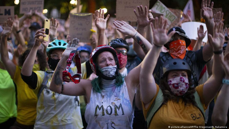 Portland protesters defy US federal agents – DW – 07/22/2020