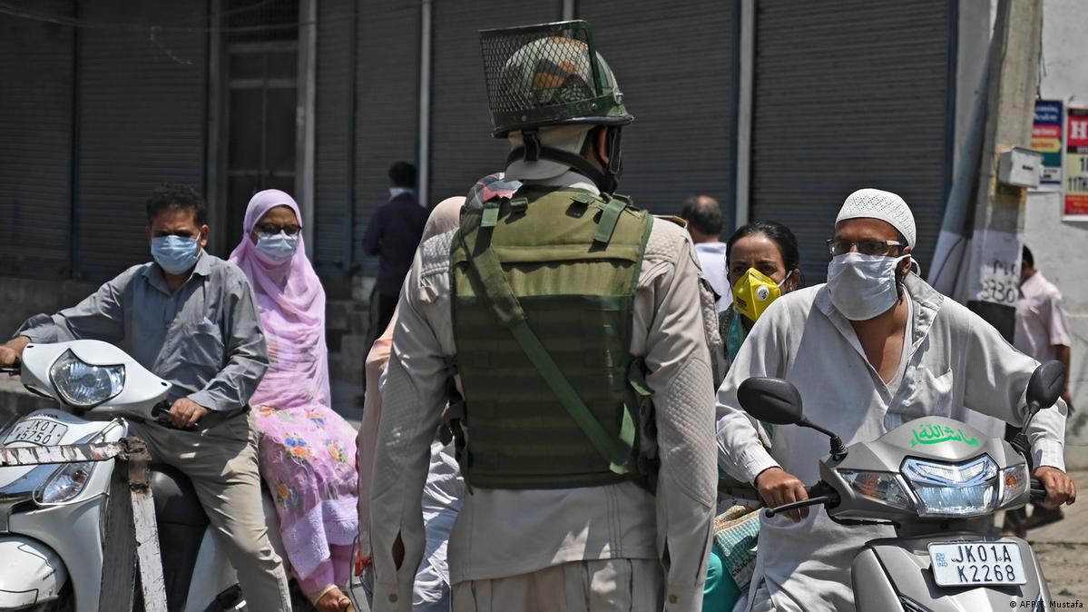 India imposes curfew in Kashmir a year after status change – DW – 08/04 ...