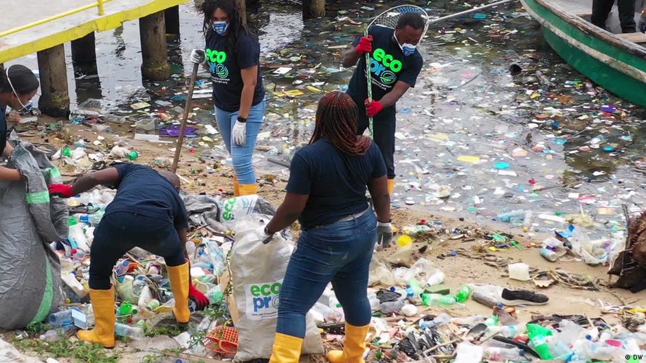 Clearing trash from Nigeria's waters – DW – 07/24/2020