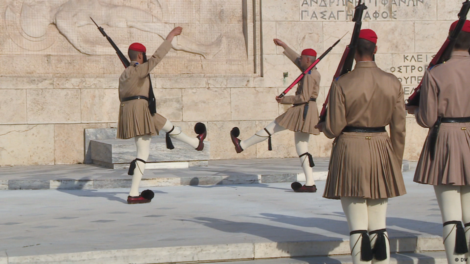 Tourist Highlight: The Parliamentary Guard in Athens – DW – 07/25/2020