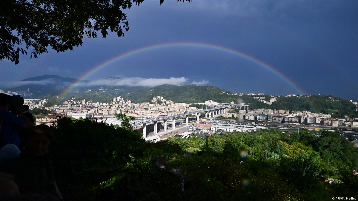 Genoa inaugurates new bridge, 2 years after tragedy — in pictures – DW ...