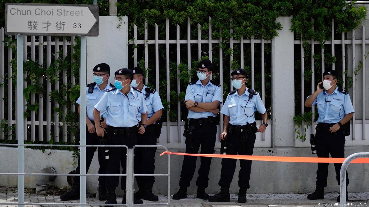 Interview: HK’s police behavior a threat to press freedom – DW – 08/12/2020