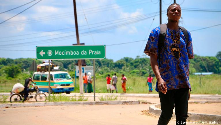 Cabo Delgado: Insurgentes voltam a atacar Mocímboa da Praia – DW – 04 ...