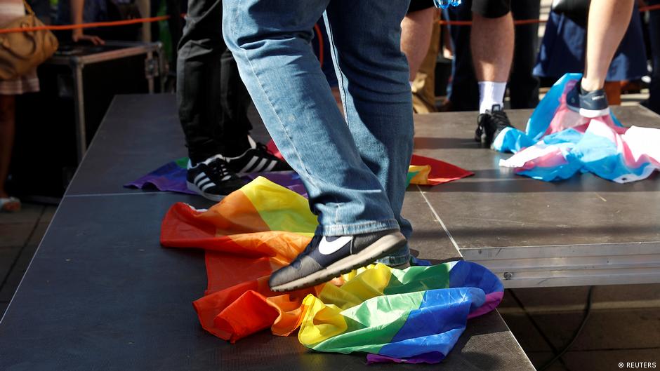 Religious leaders call for LGBT conversion therapy ban – DW – 12/18/2020