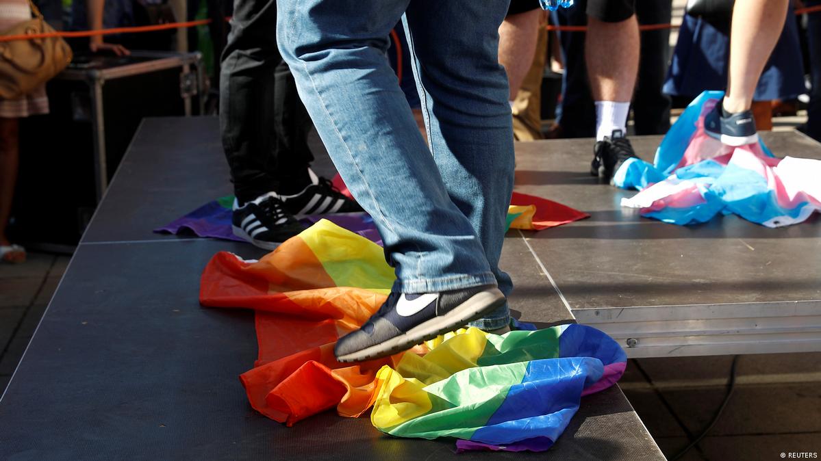 Religious leaders call for LGBT conversion therapy ban – DW – 12/18/2020