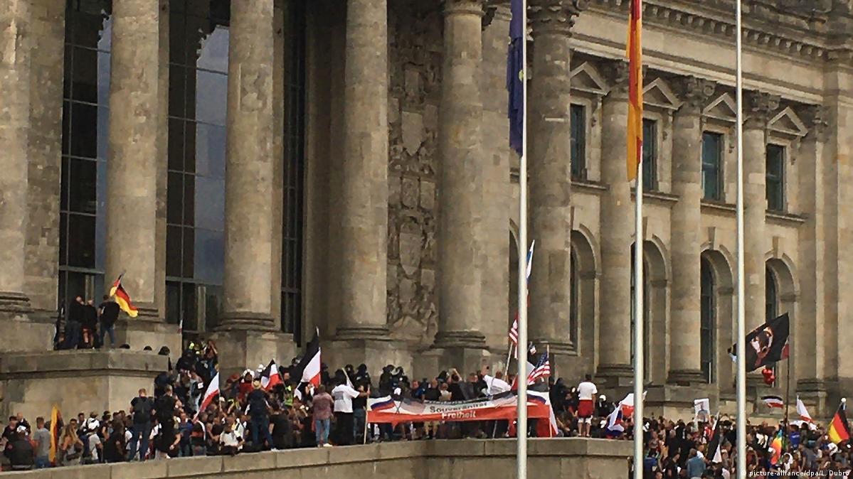 Bendera dan Simbol Nazi di Gedung Reichstag di Berlin – DW – 31.08.2020