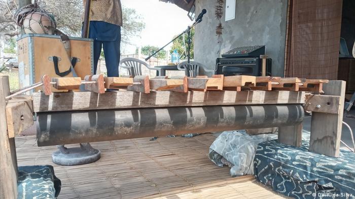 O músico moçambicano que reinventa instrumentos tradicionais ...