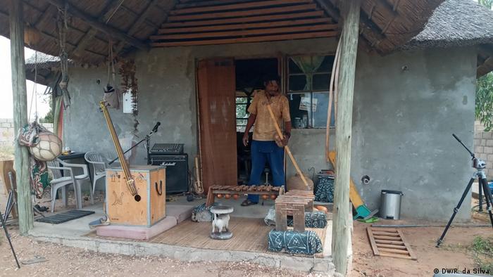 O músico moçambicano que reinventa instrumentos tradicionais ...