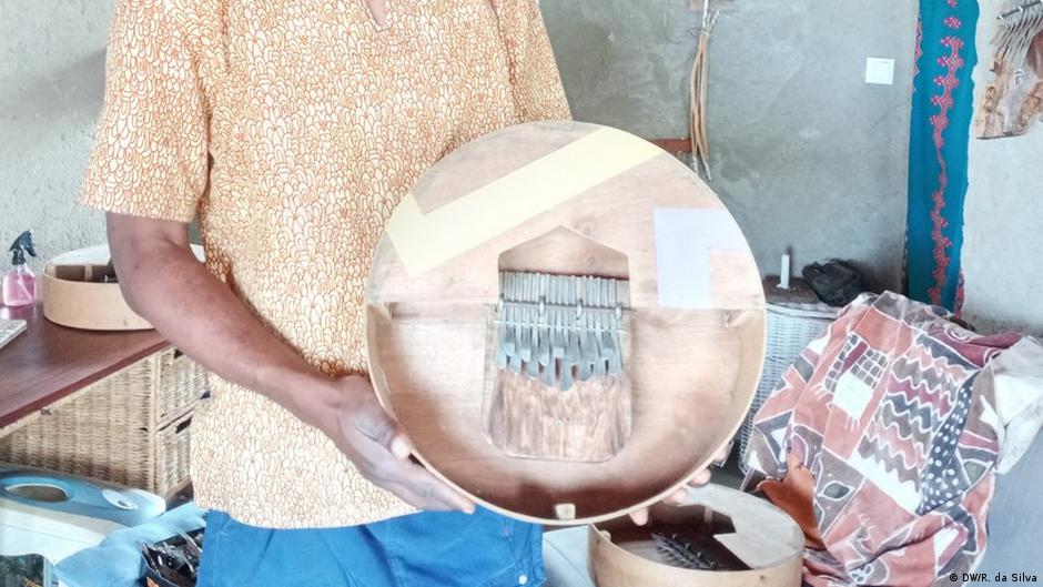 O músico moçambicano que reinventa instrumentos tradicionais – DW – 31 ...