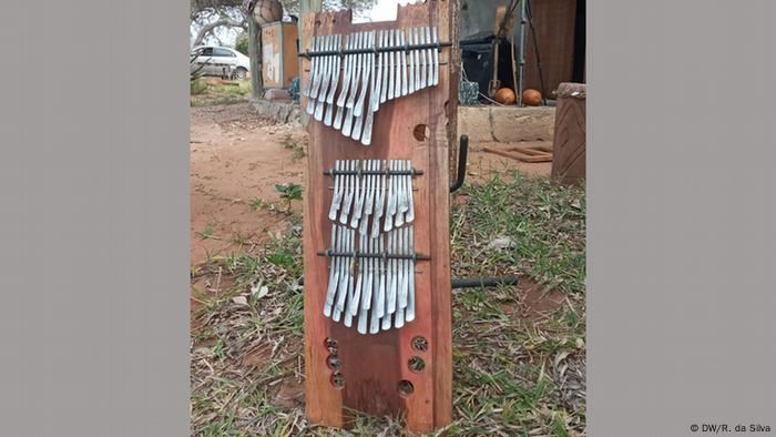 O músico moçambicano que reinventa instrumentos tradicionais ...