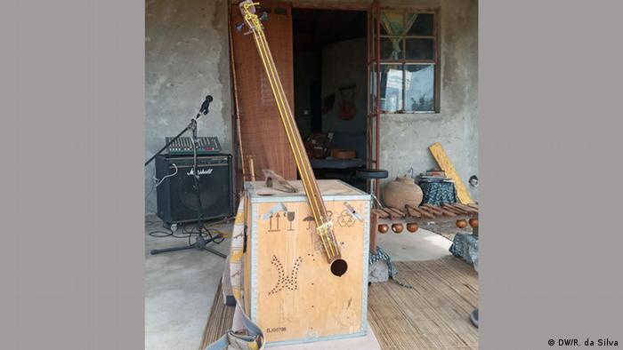 O músico moçambicano que reinventa instrumentos tradicionais ...
