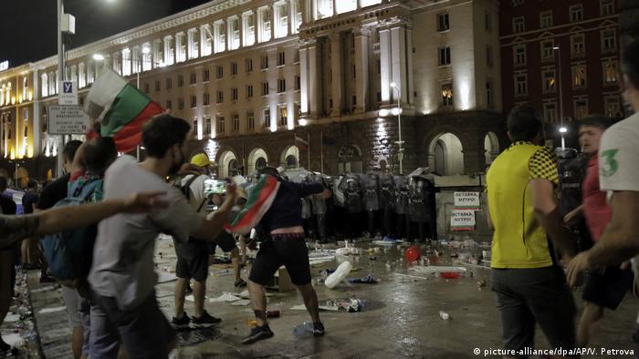 Bulgaria riots: Police, anti-government protesters clash in Sofia ...