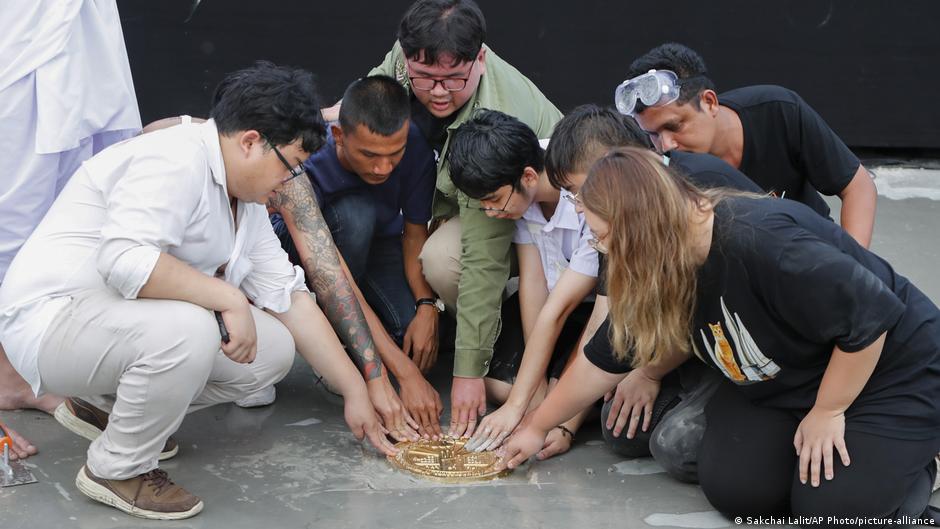 Thai protests cement pro-democracy plaque near palace – DW – 09/20/2020