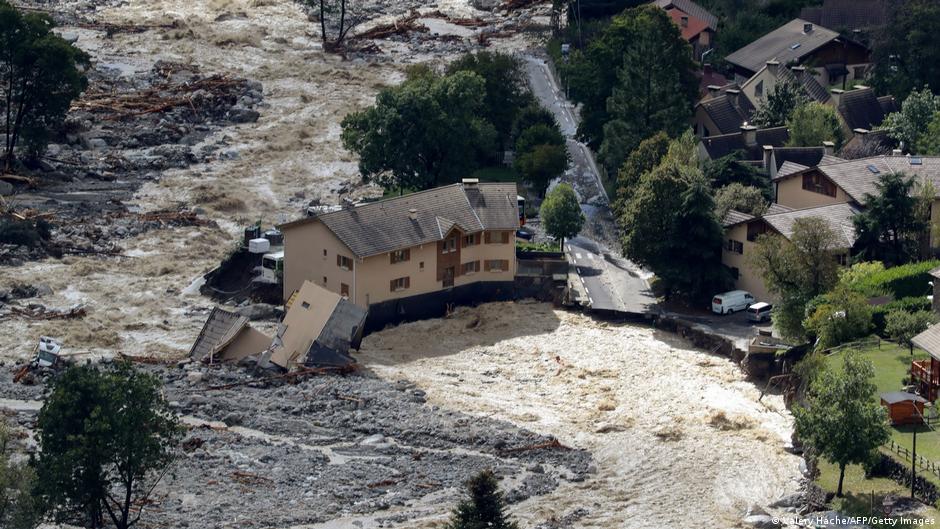 France step up search efforts after floods – DW – 10/04/2020