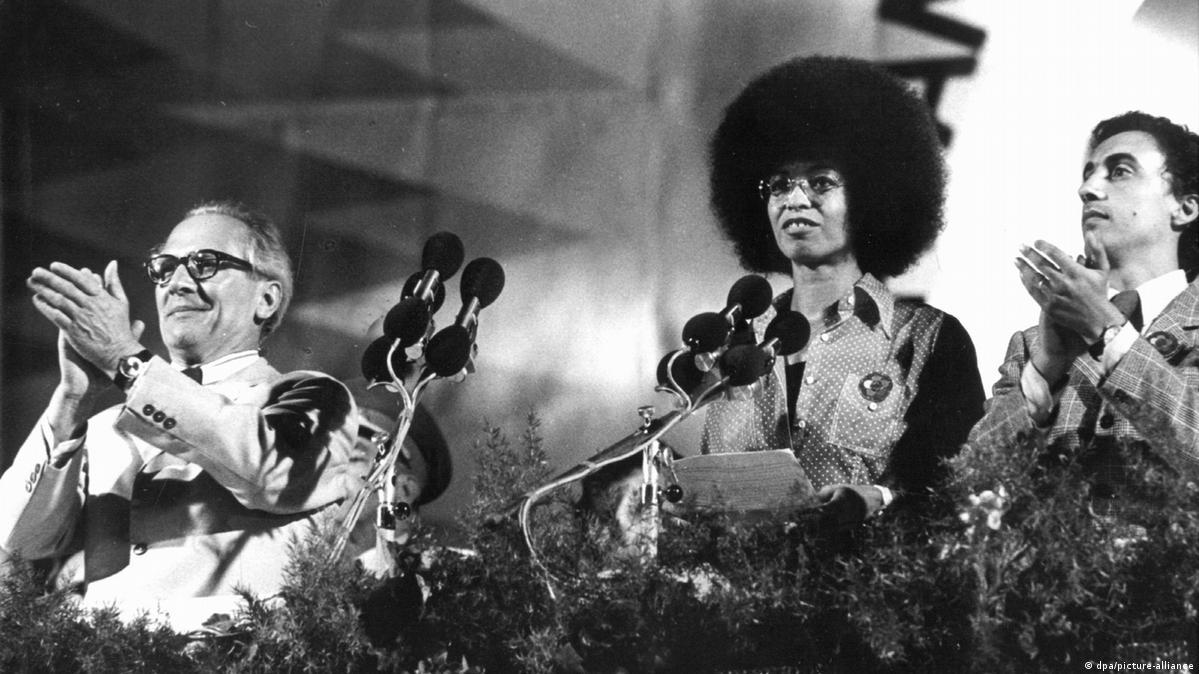 'Comrade Angela Davis': An icon in East Germany – DW – 10/12/2020